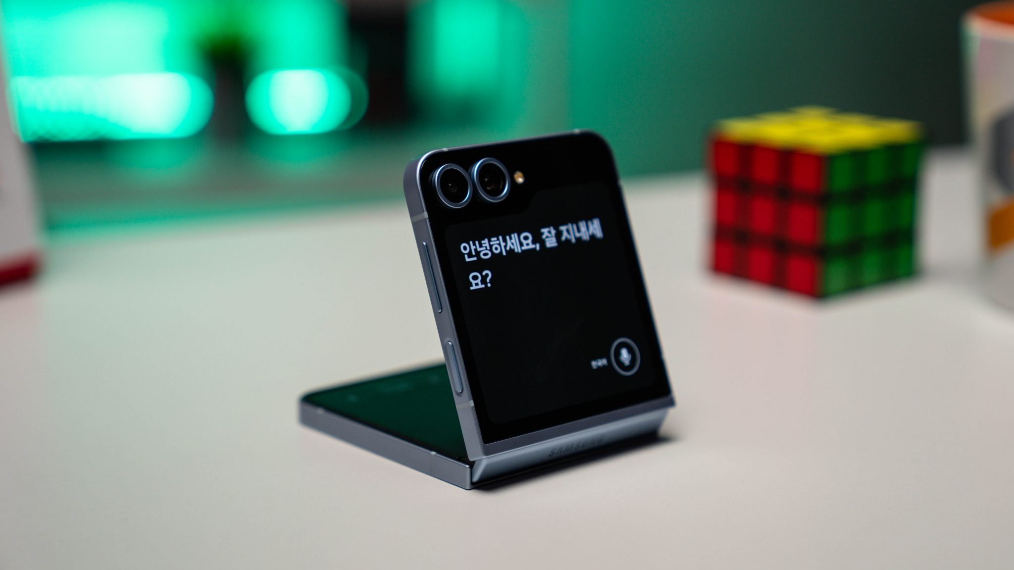 Galaxy Z Flip6: Translate conversations in the coolest way possible