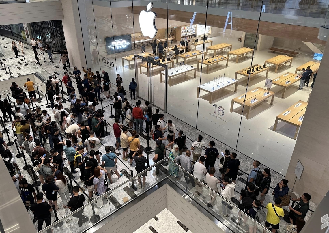iPhone 16 officially in Malaysia, welcomed by a huge crowd at Apple The ...