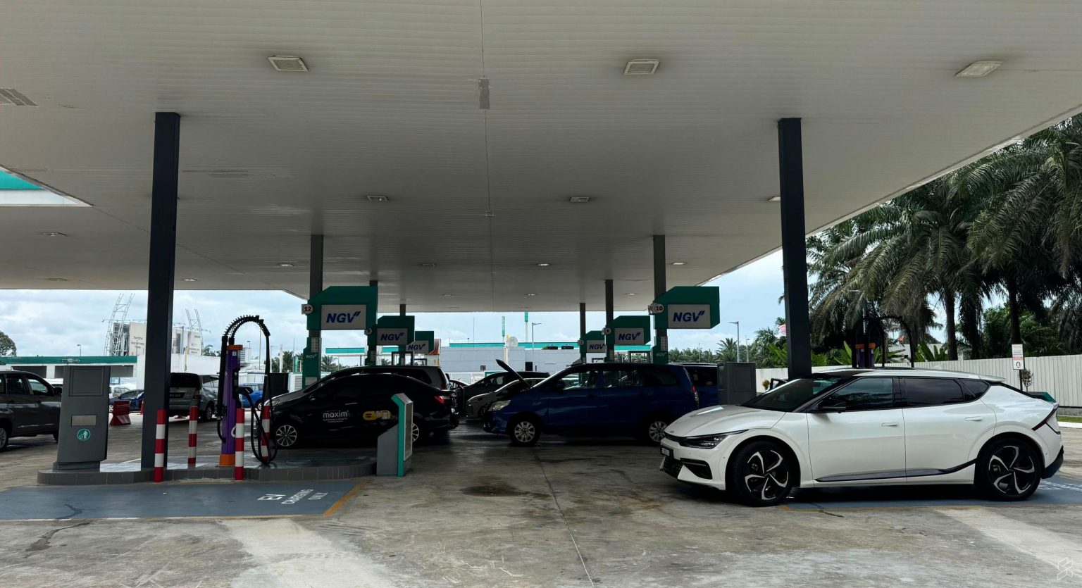 Gentari deploys 240kW DC Charger at NGV refuelling area in Petronas KLIA 2 - SoyaCincau