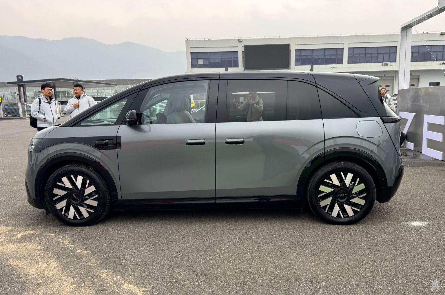 Zeekr Mix: Futuristic B-pillarless EV MPV, up to 702km range