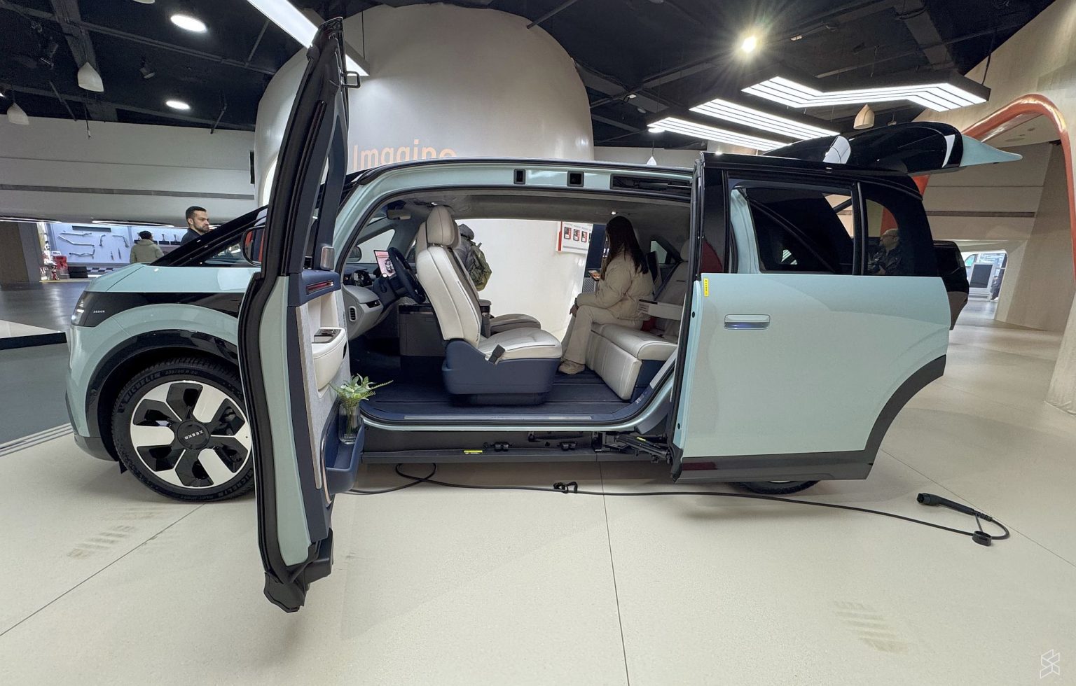 Zeekr Mix: Futuristic B-pillarless EV MPV, up to 702km range