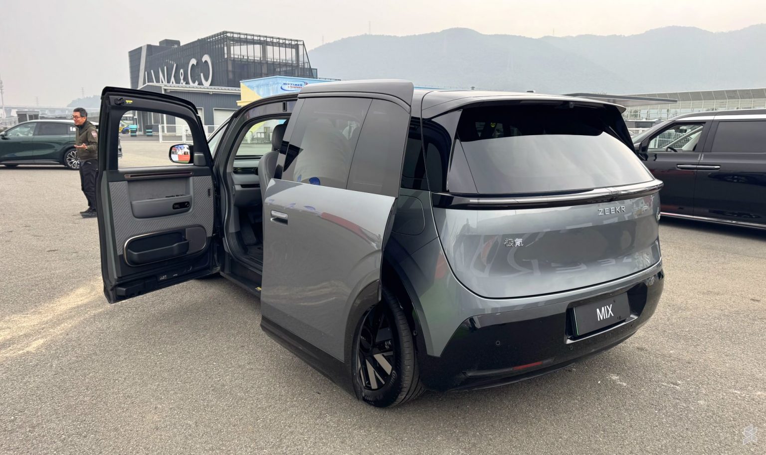 Zeekr Mix: Futuristic B-pillarless EV MPV, up to 702km range