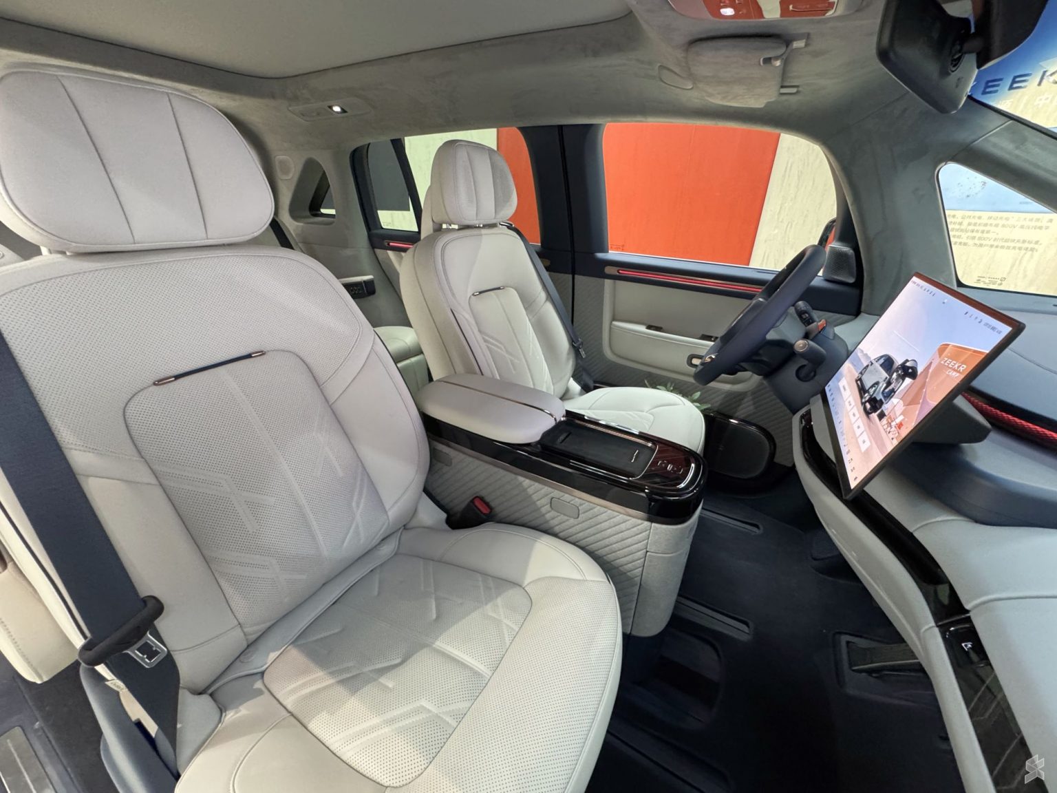 Zeekr Mix: Futuristic B-pillarless EV MPV, up to 702km range