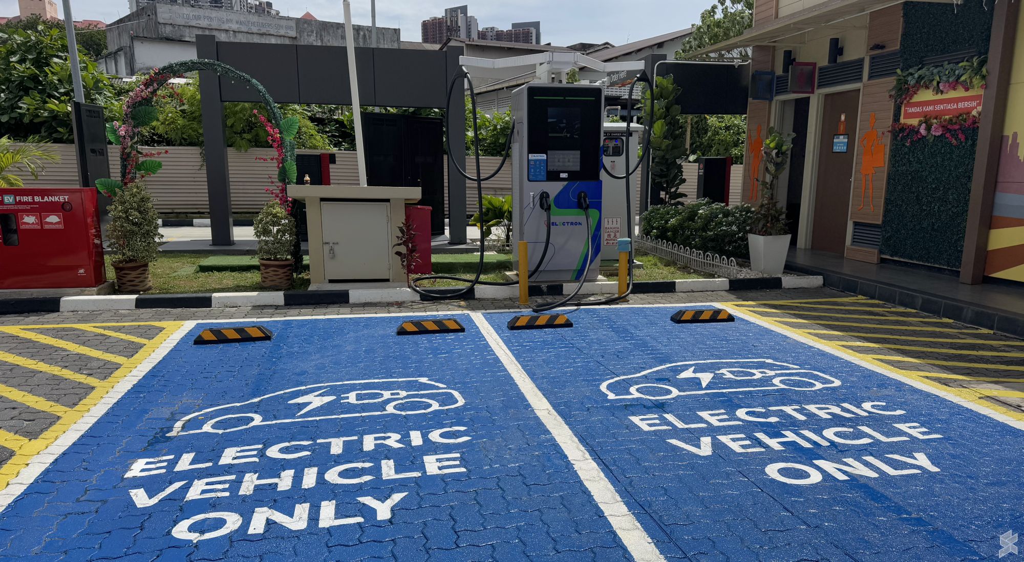 TNB Electron deploys 200kW DC Charger at BHPetrol Genting Klang, free ...