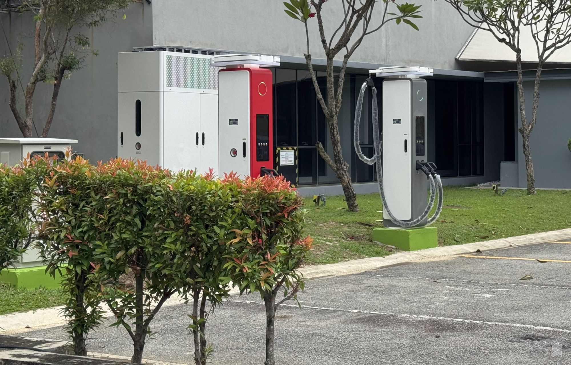 Huawei's Liquid Cooled Ultra-Fast DC Charger spotted at KL Sentral ...